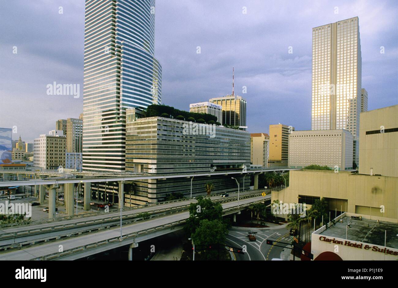 Downtown; NationsBank a izq Stock Photo - Alamy
