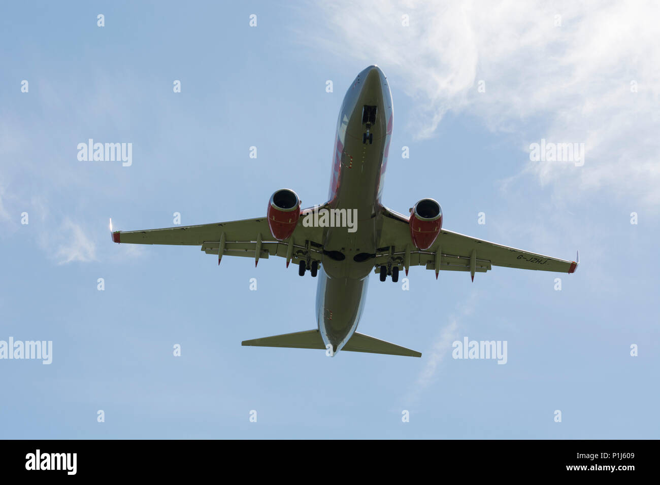 Passenger airline jet from below hi-res stock photography and images ...