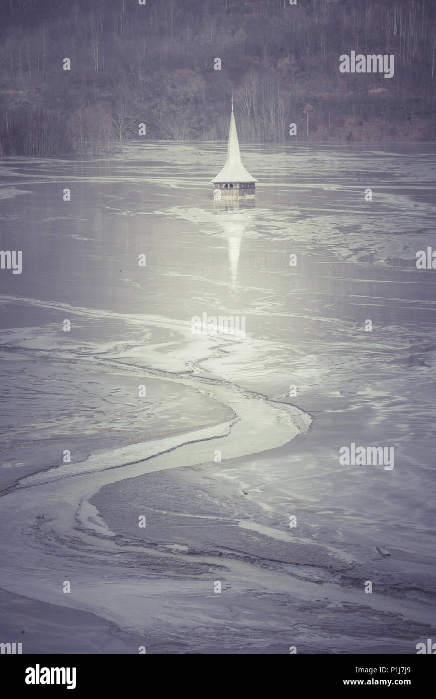 Cyanide pollution at Geamana lake, Rosia Montana, flooded village ...