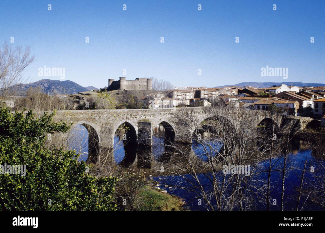 El Barco de Avila, bridge over the Tormes river and castle Stock Photo ...