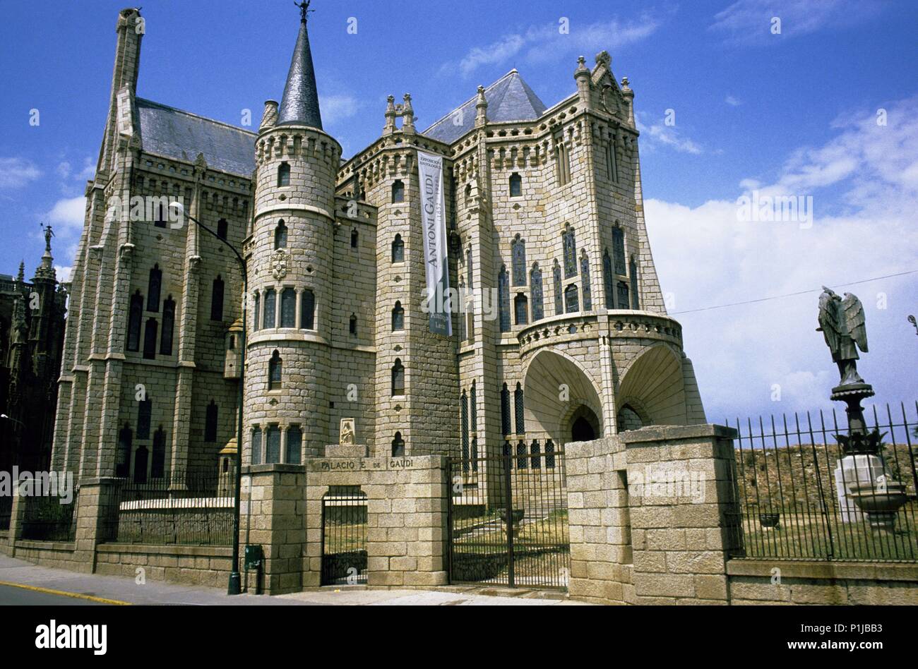 Gaudí castle astorga castilla león hi-res stock photography and images ...