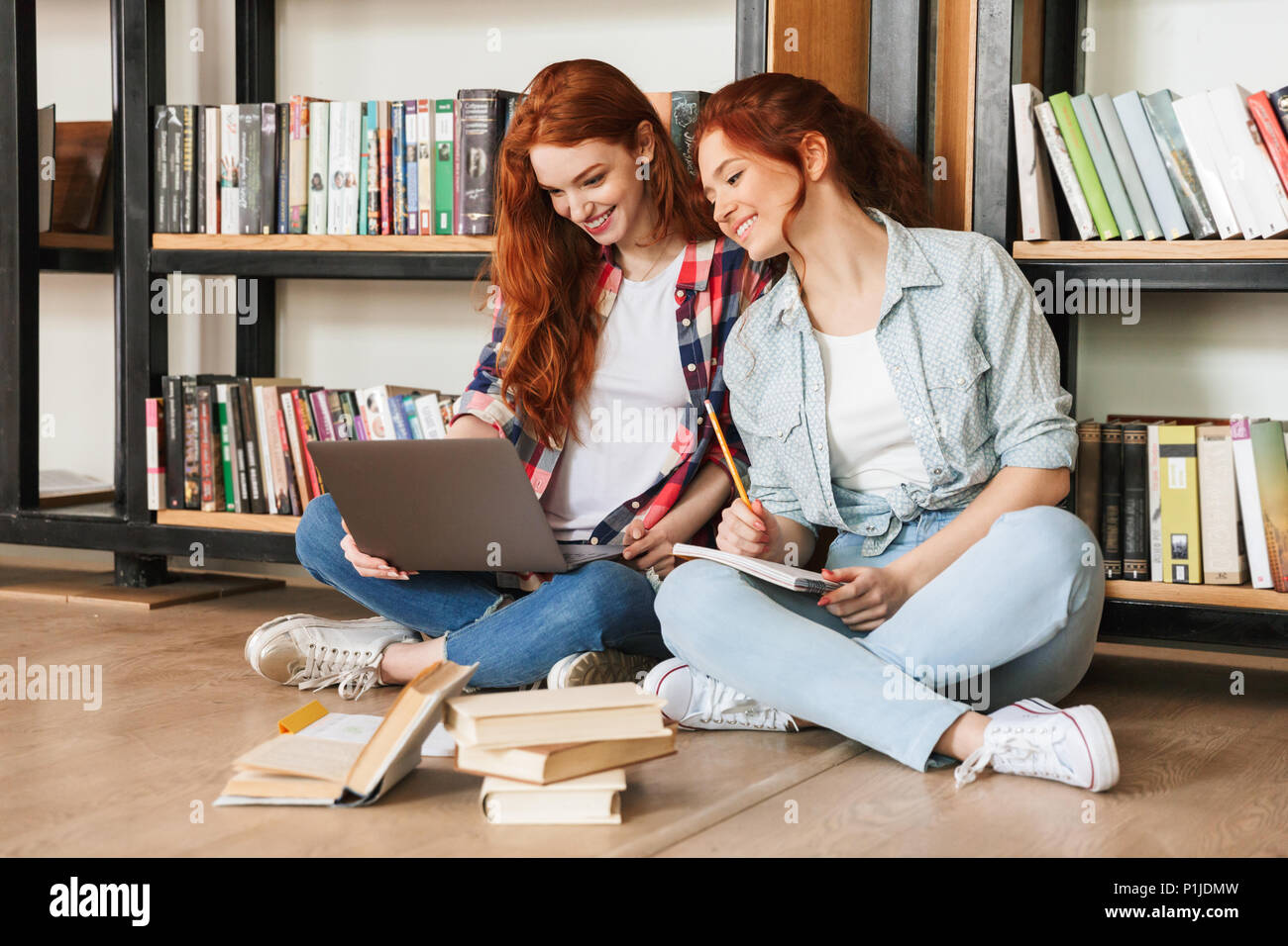 Teenage girls looking laptop in hi-res stock photography and images - Alamy