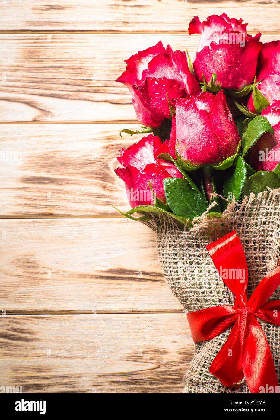 Red rose flower on wooden table. Top view with copy space. Flower ...