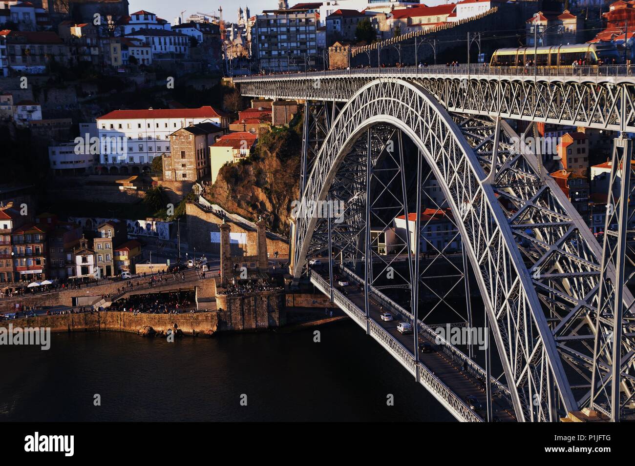 Plaza urbana hi-res stock photography and images - Alamy