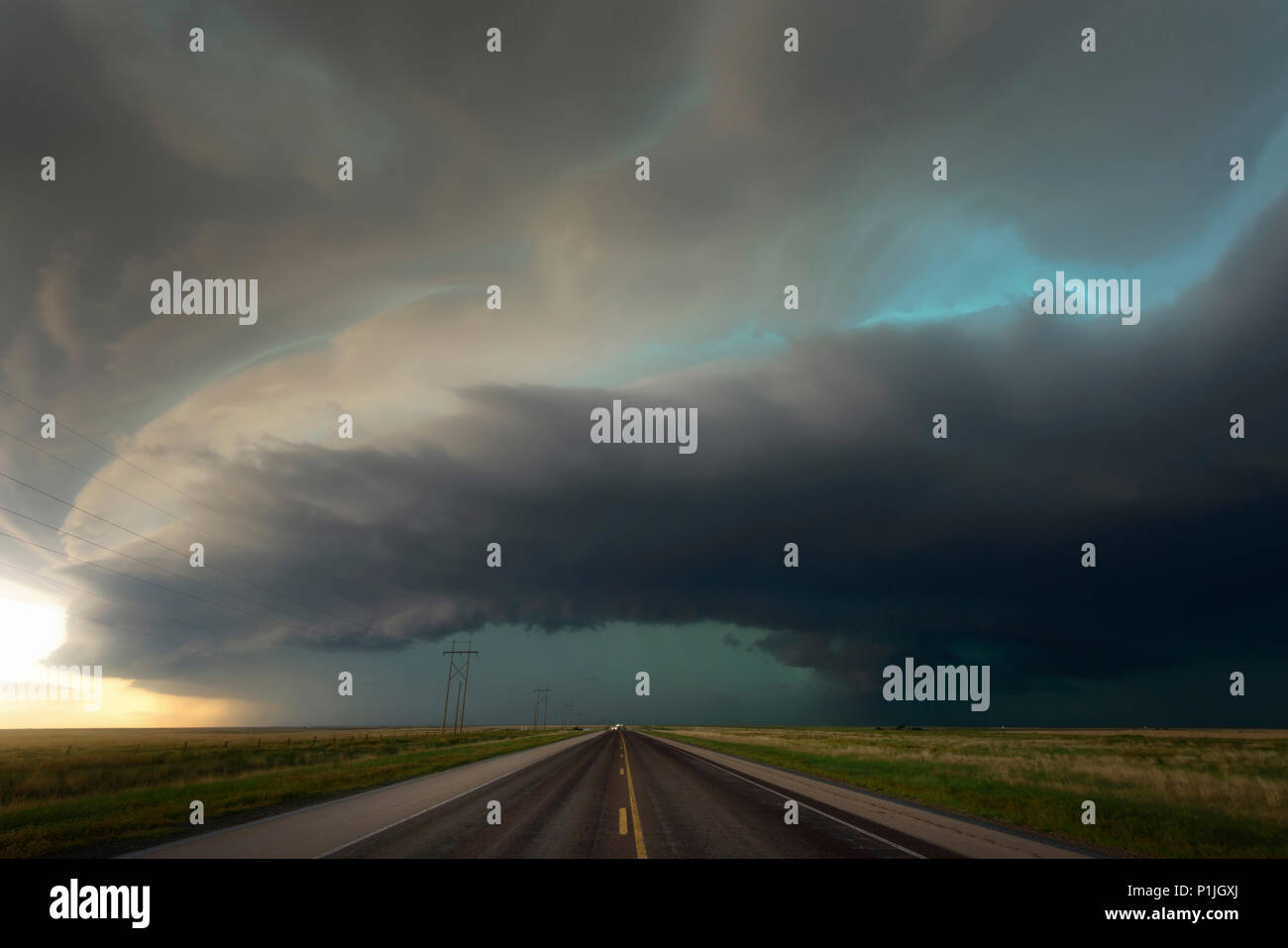 Supercell above highway texas hi-res stock photography and images - Alamy