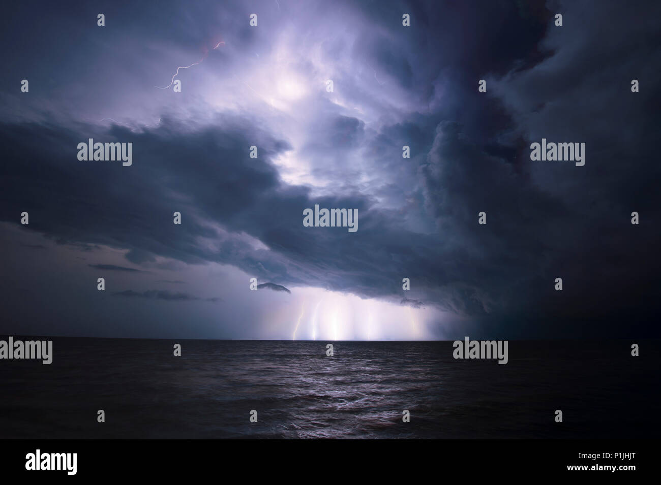 Lake maracaibo lightning hi-res stock photography and images - Alamy