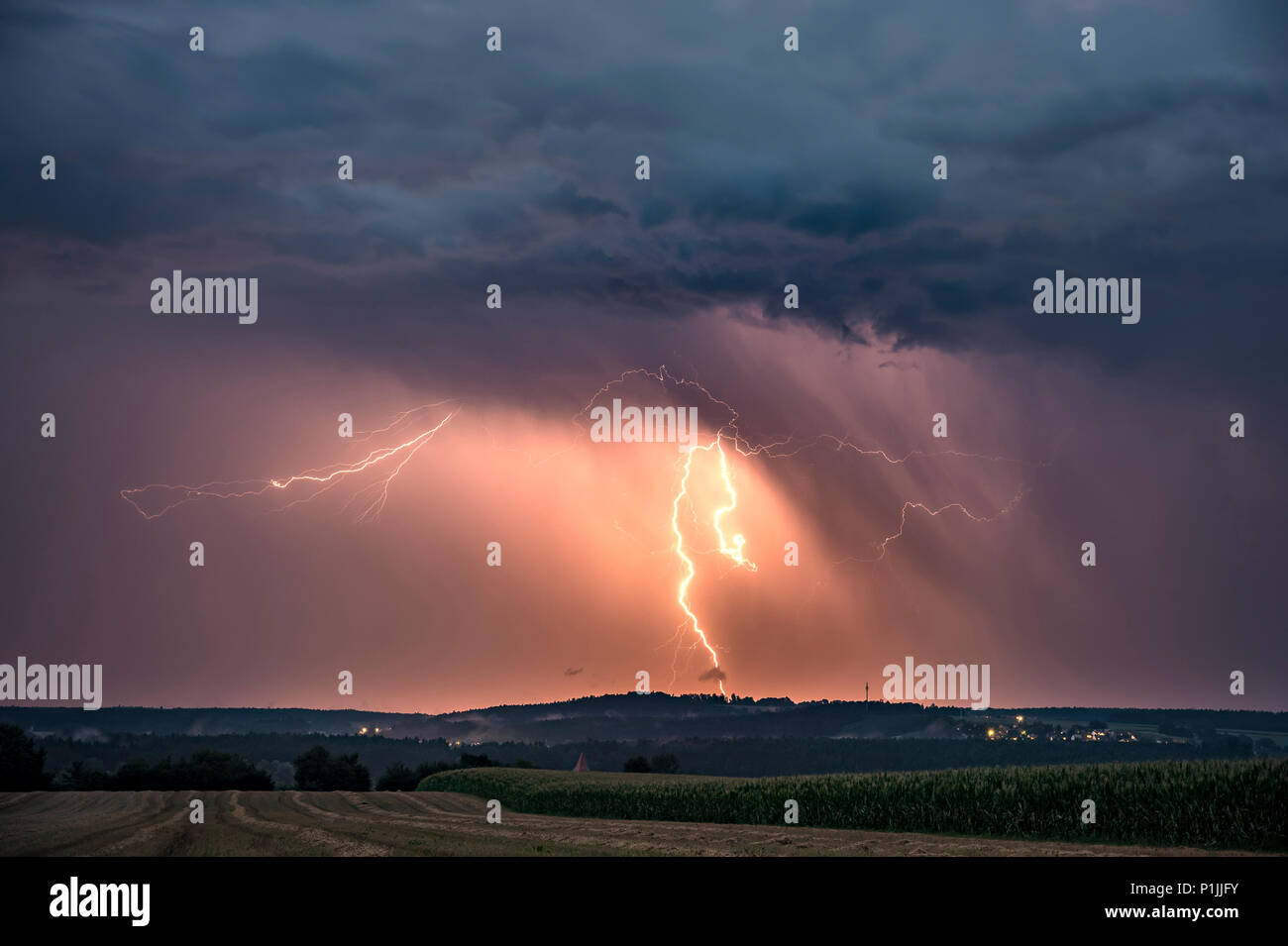 Cloud to ground lightning hi-res stock photography and images - Alamy