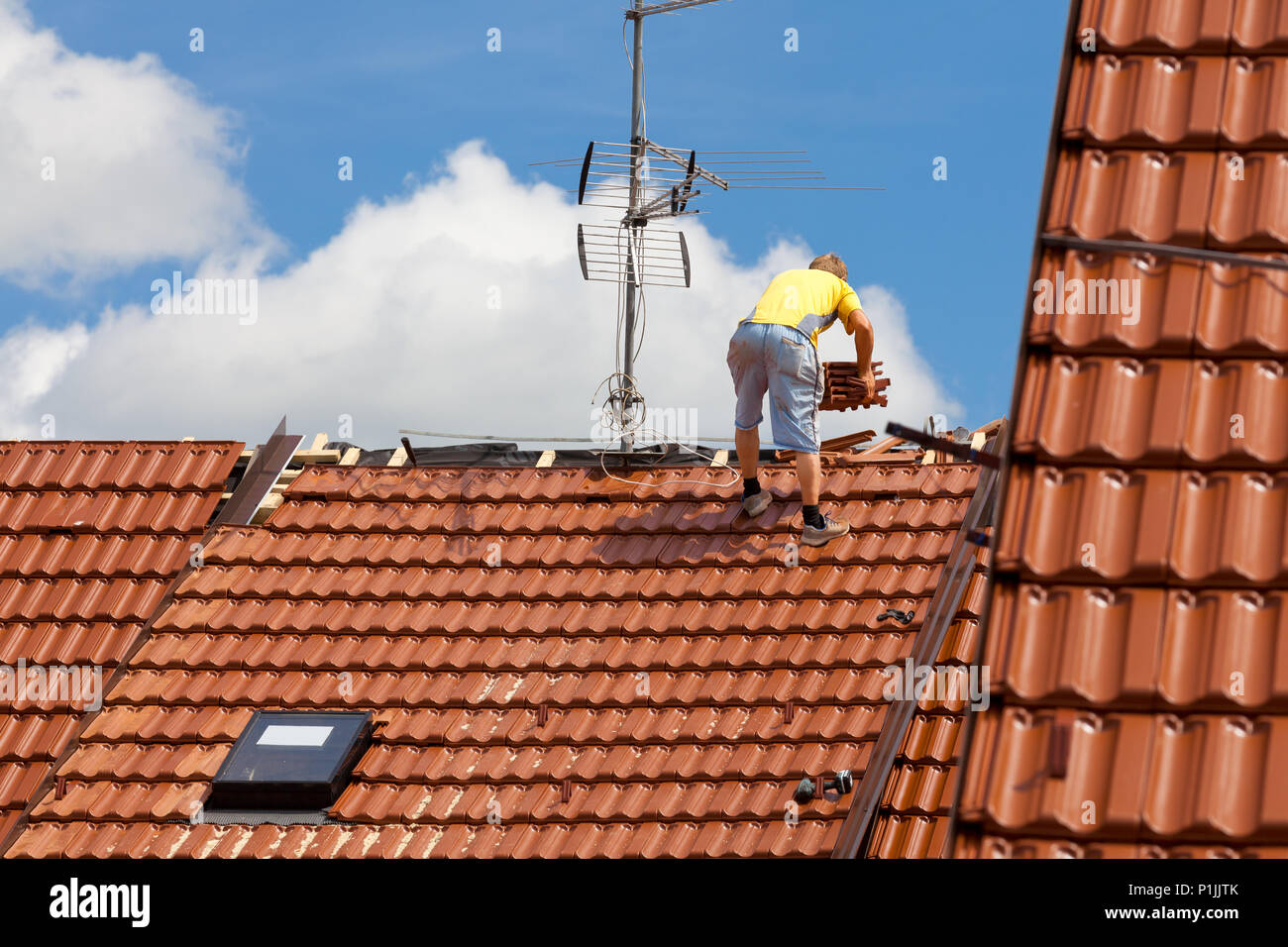 Working on new build roof hi-res stock photography and images - Alamy