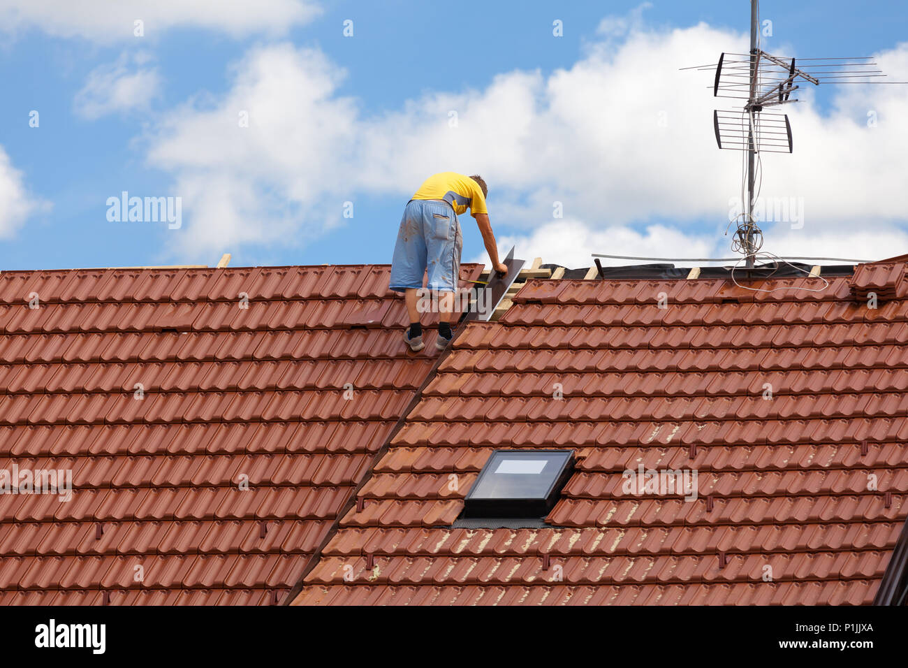 Man installing roof hi-res stock photography and images - Alamy