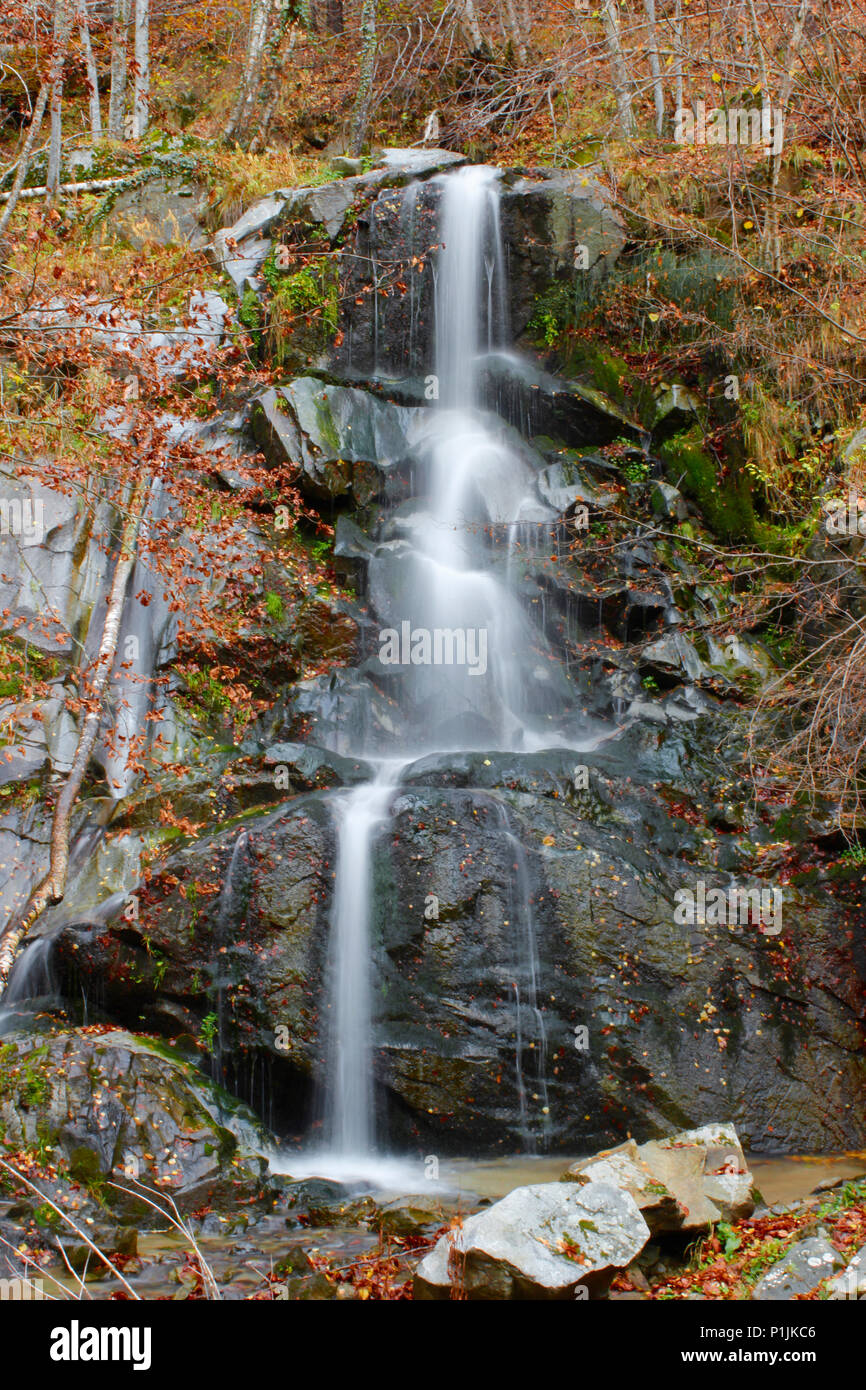 Small waterfalls wallpaper hi-res stock photography and images - Alamy