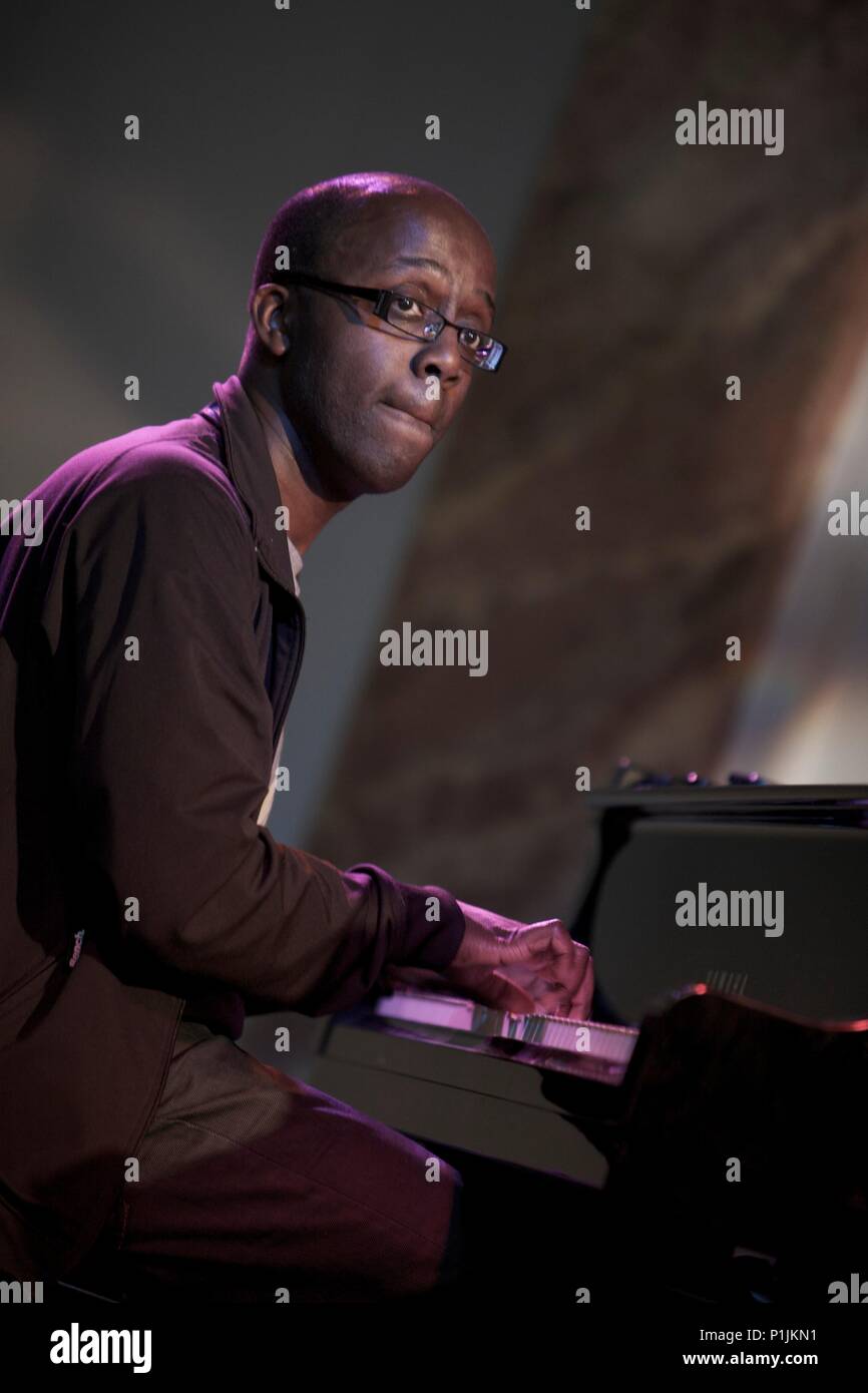 Robert mitchell performing hi-res stock photography and images - Alamy