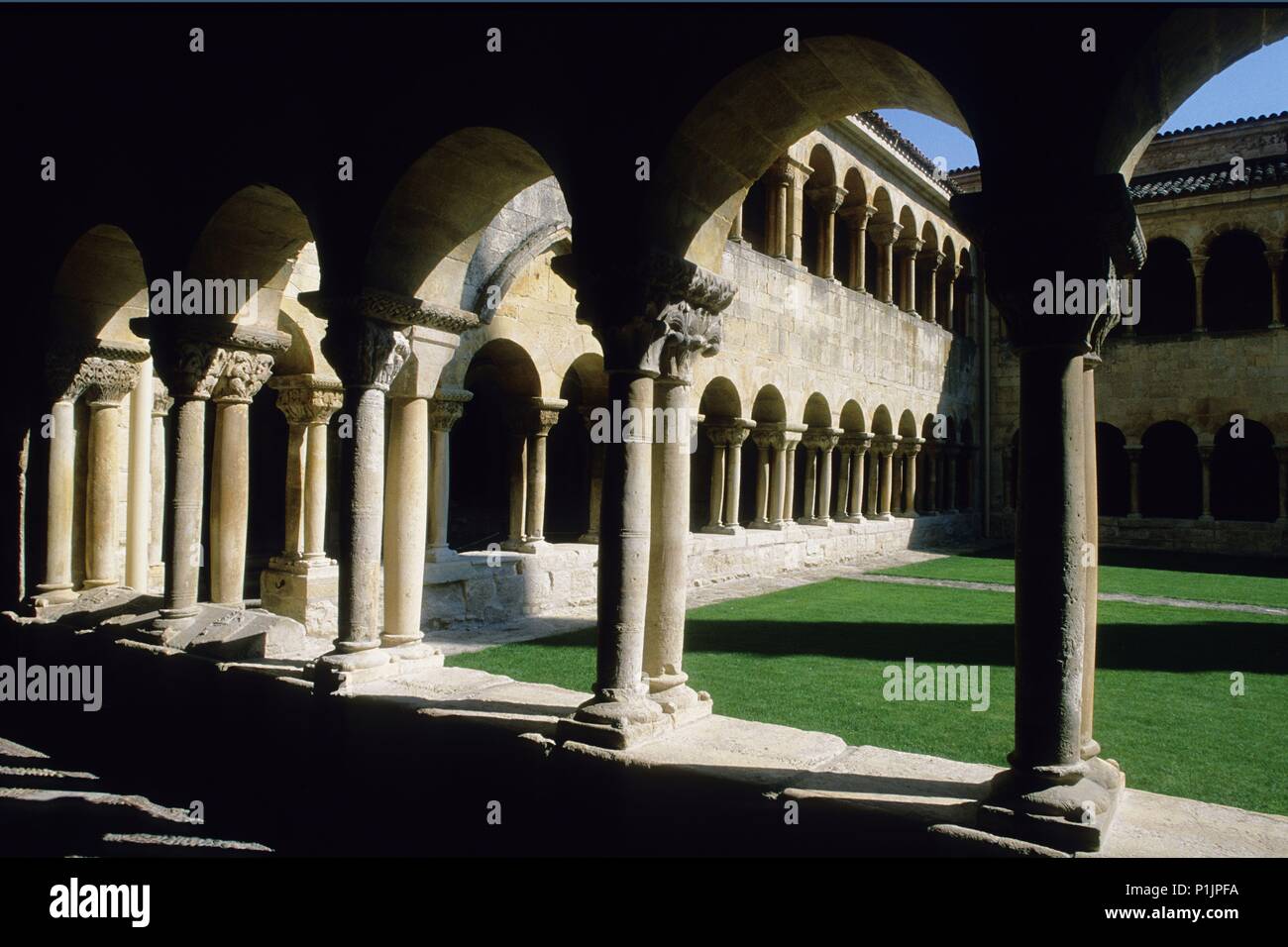 Romanesque cloister hi-res stock photography and images - Alamy