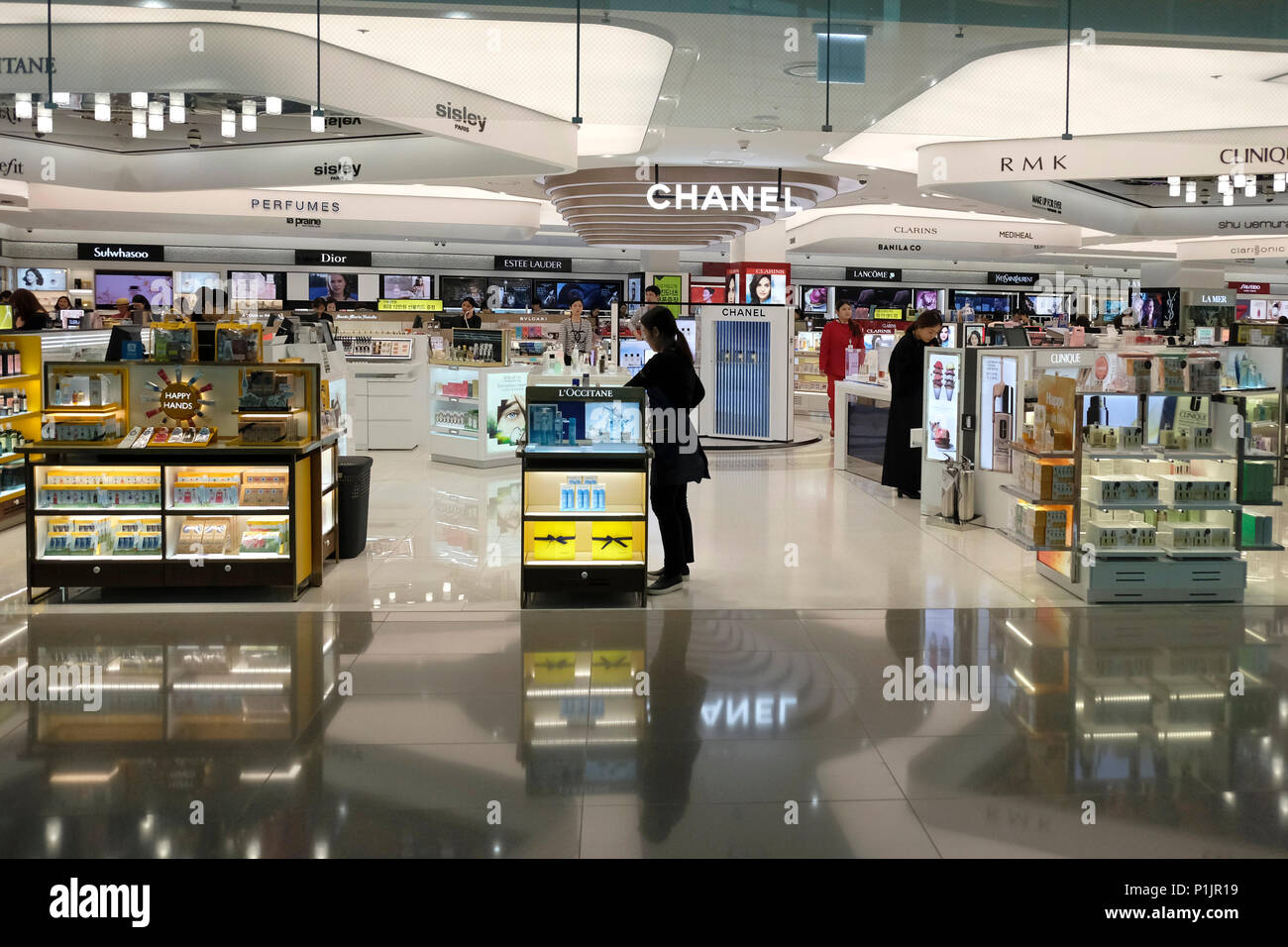 Duty free shops at terminal 2 of Incheon International Airport ...