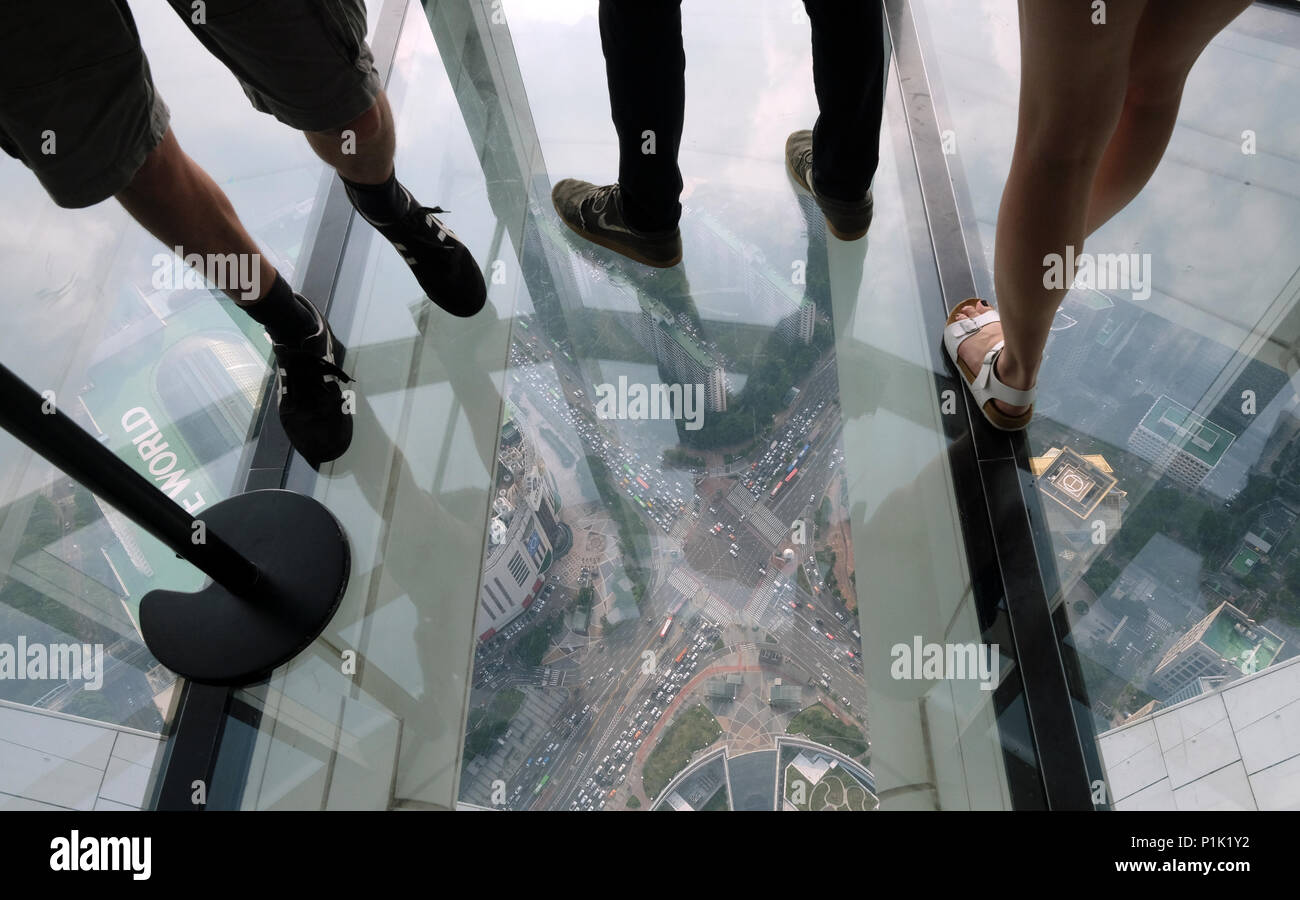 View through the glass floor observatory of Lotte World Tower a 123 ...