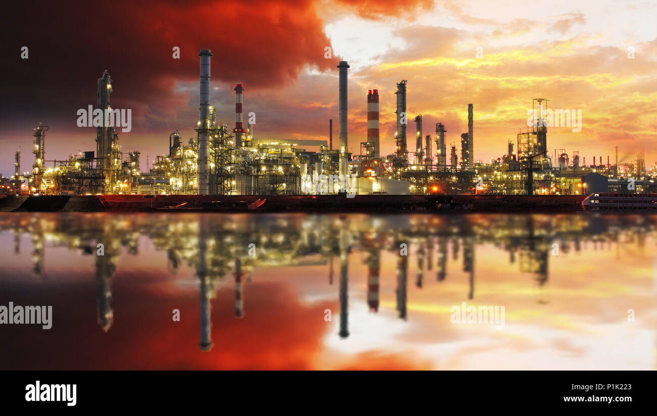 Oil refinery industrial plant at night Stock Photo - Alamy