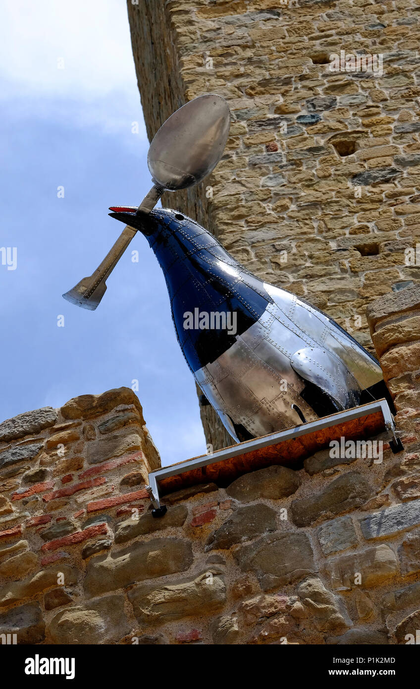 Magpie on wall hi-res stock photography and images - Alamy