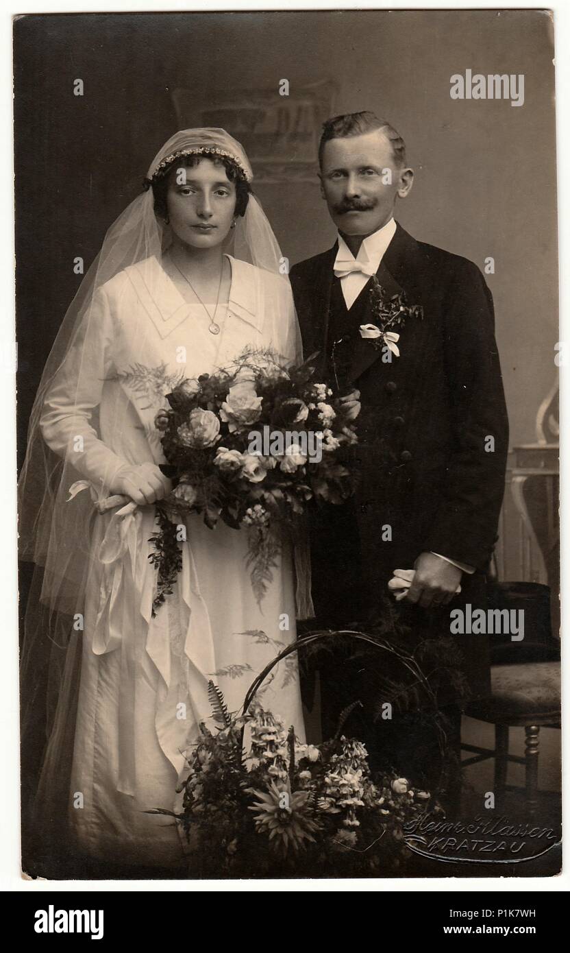 1930s studio portrait newlyweds wedding hi-res stock photography and ...