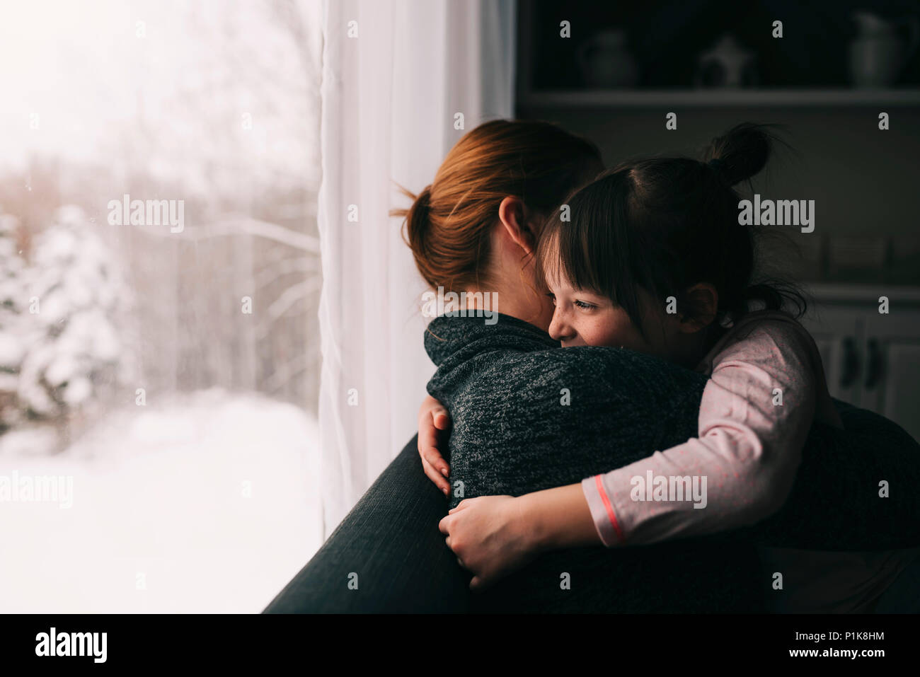 Mother and daughter hugging Stock Photo - Alamy