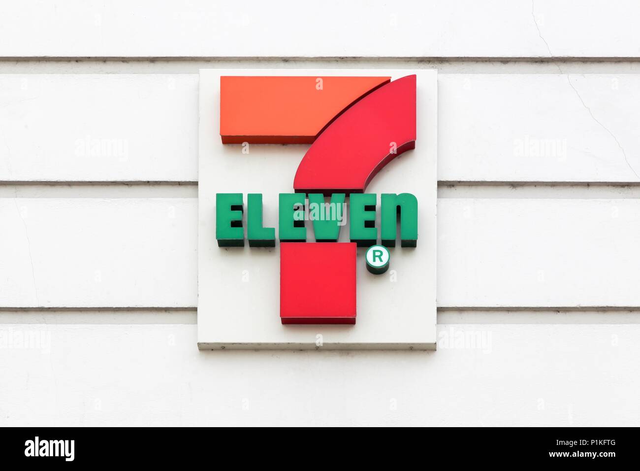 7 eleven logo hi-res stock photography and images - Alamy