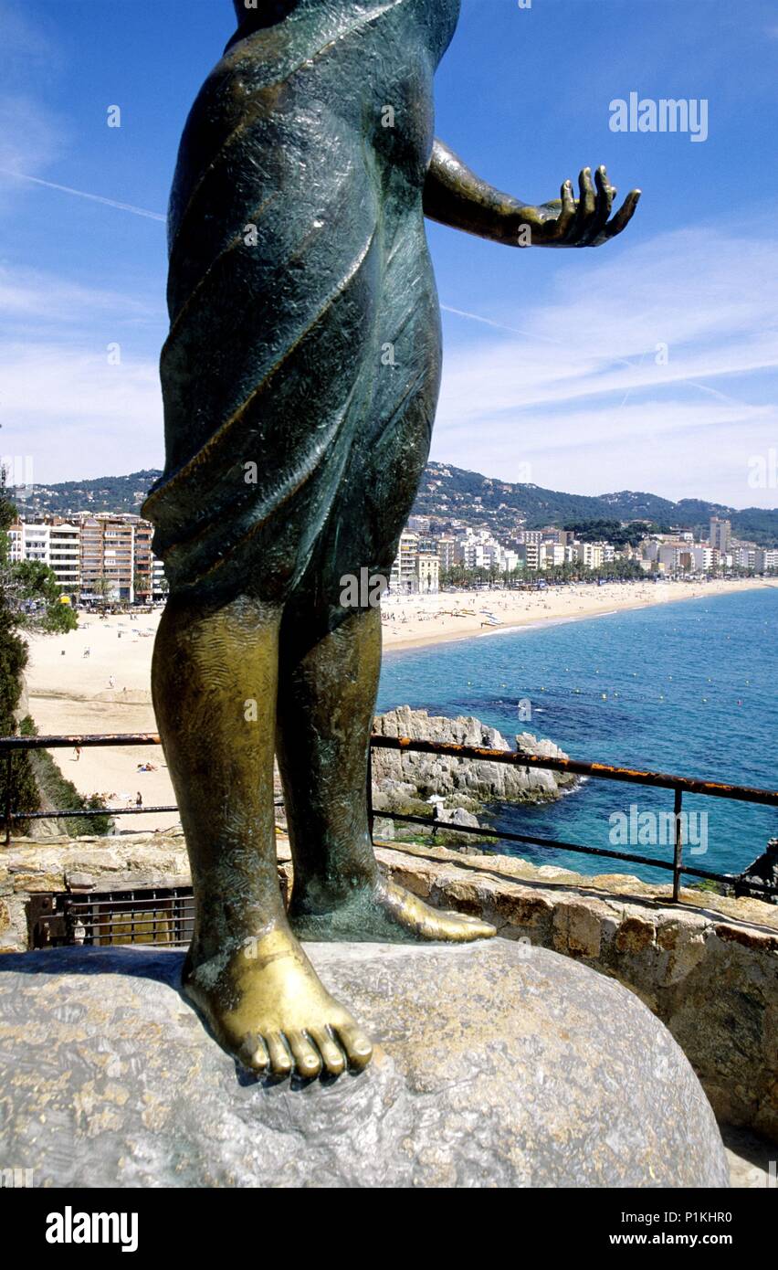 Lloret de Mar; playa / platja de Lloret y monumento a la mujer / dona ...