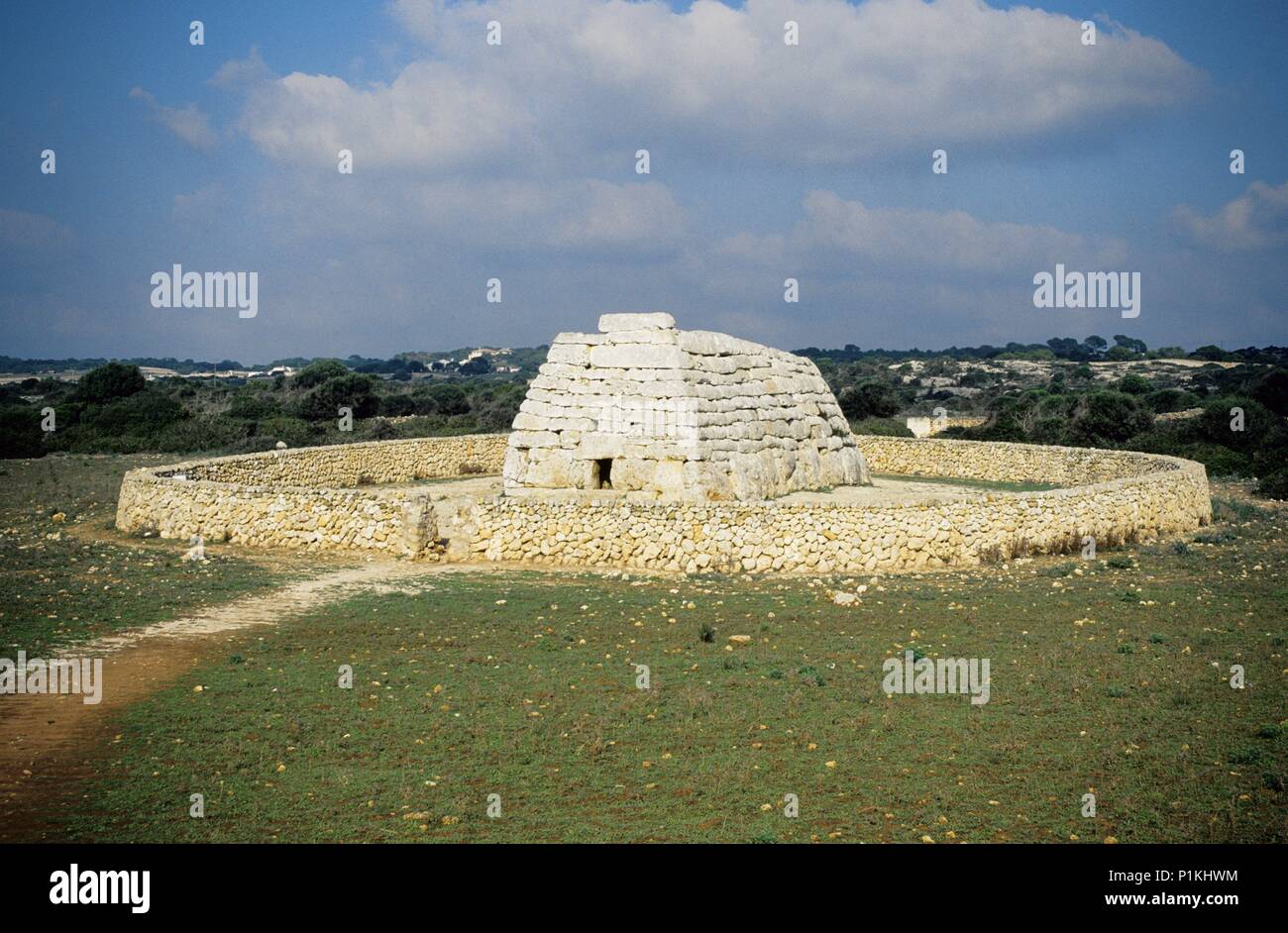 Naveta des Tudons (neolitycal architecture / art Stock Photo - Alamy