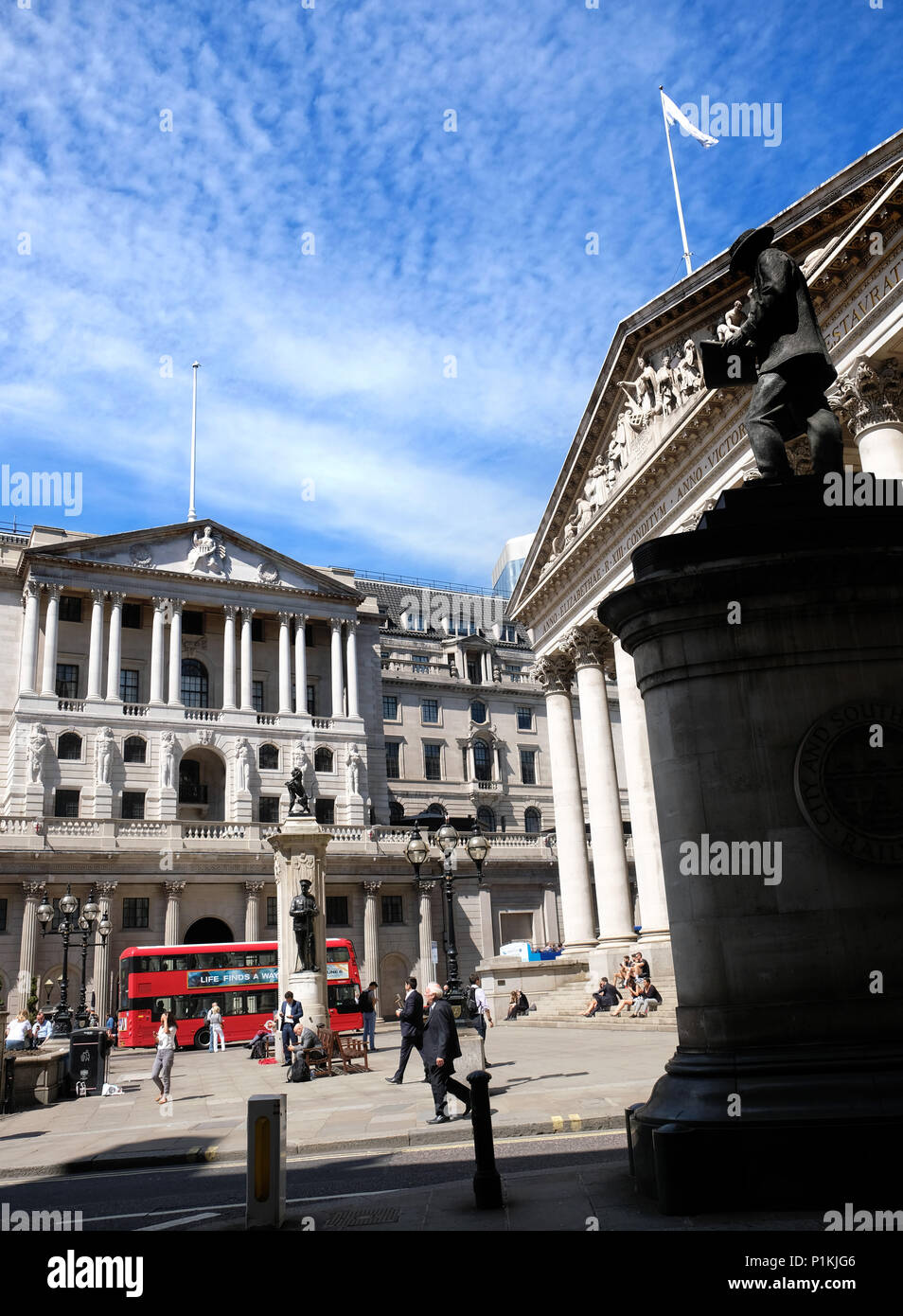 Pic shows: Bank of England Old Lady of Threadneedle Street stock pics ...