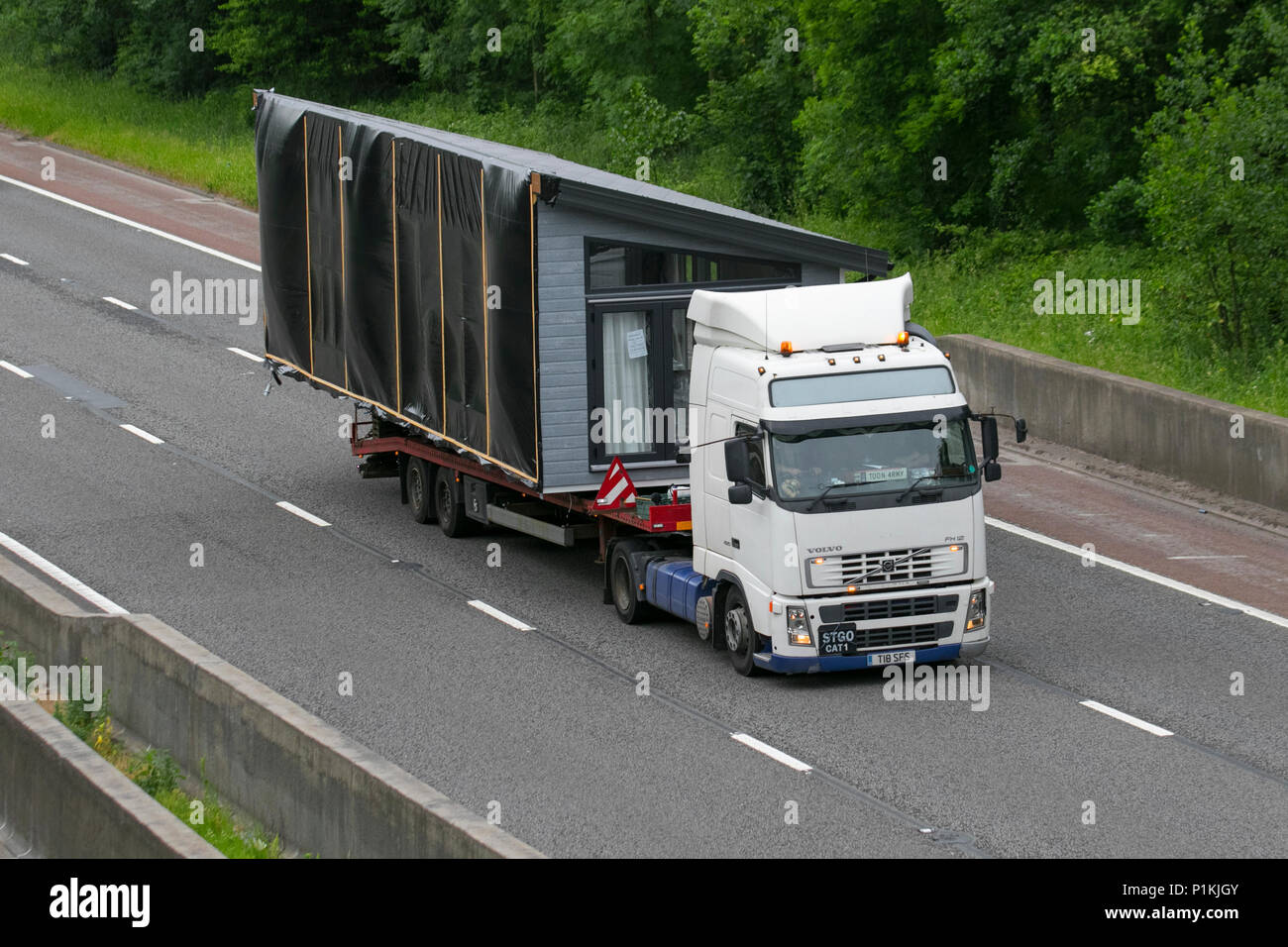 White volvo fh lorry hi-res stock photography and images - Alamy