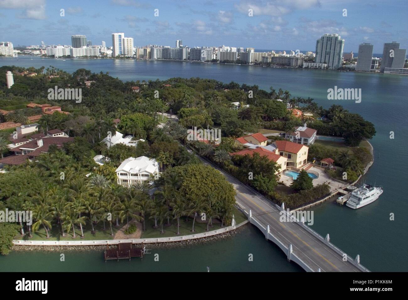 Isla residencial con viviendas de lujo; South Miami Beach (al fondo ...