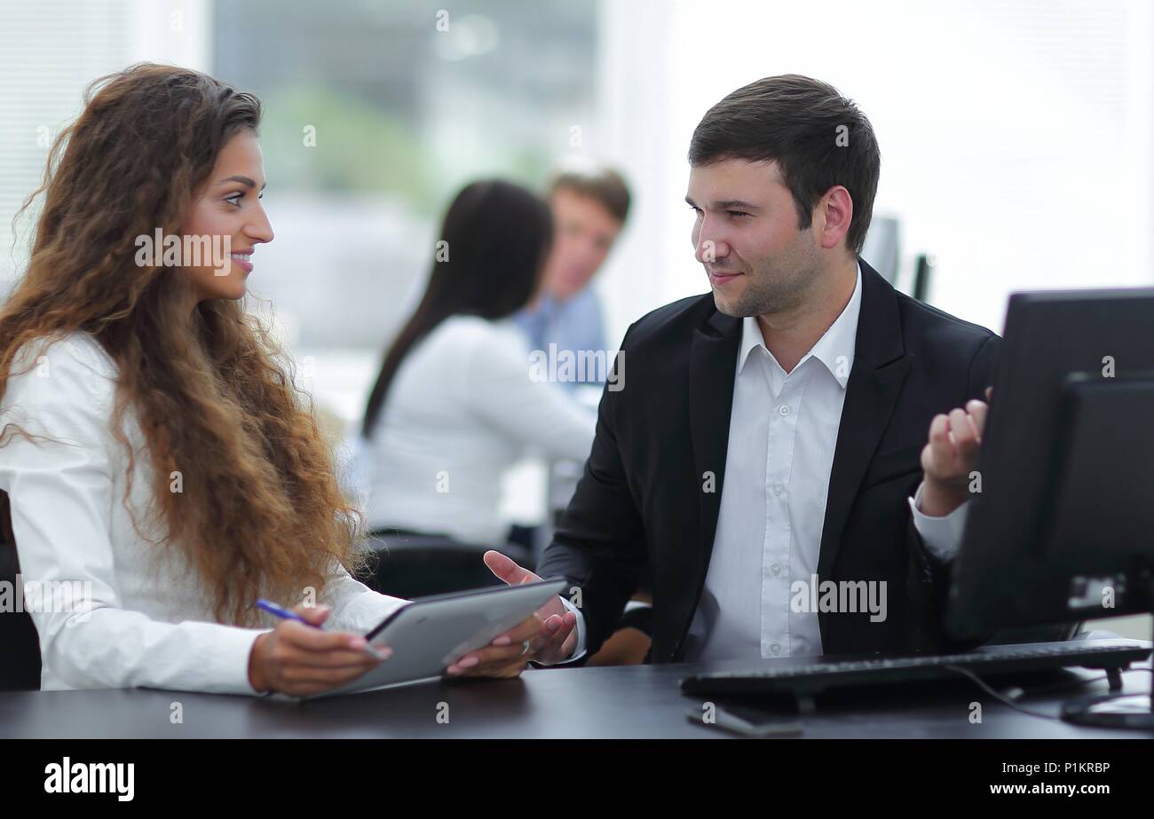 Manager and employee discuss work problem Stock Photo - Alamy