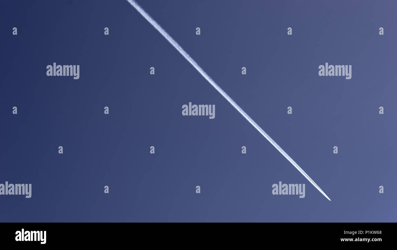 Plane contrails hi-res stock photography and images - Alamy