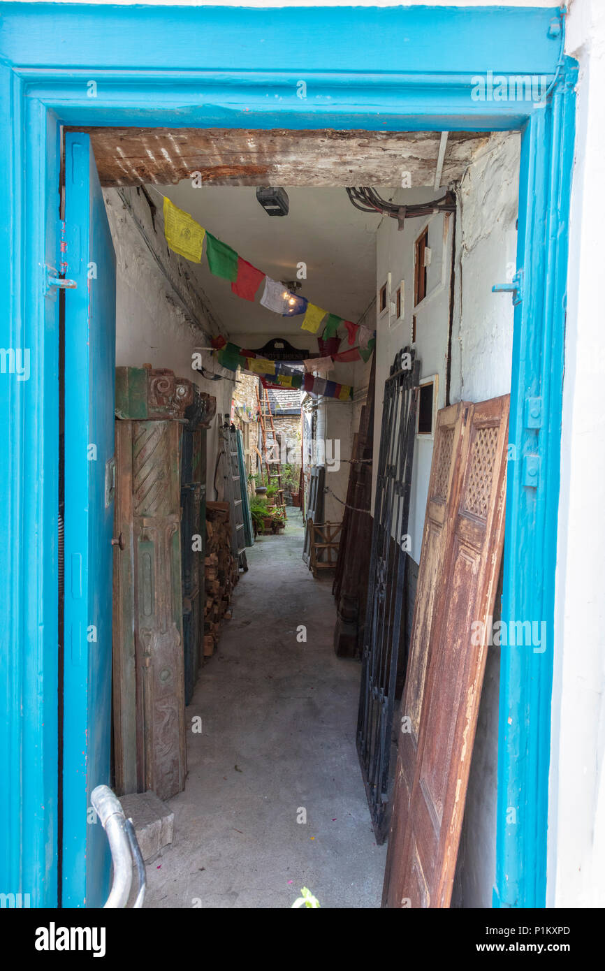 Alleyway flags hi-res stock photography and images - Alamy