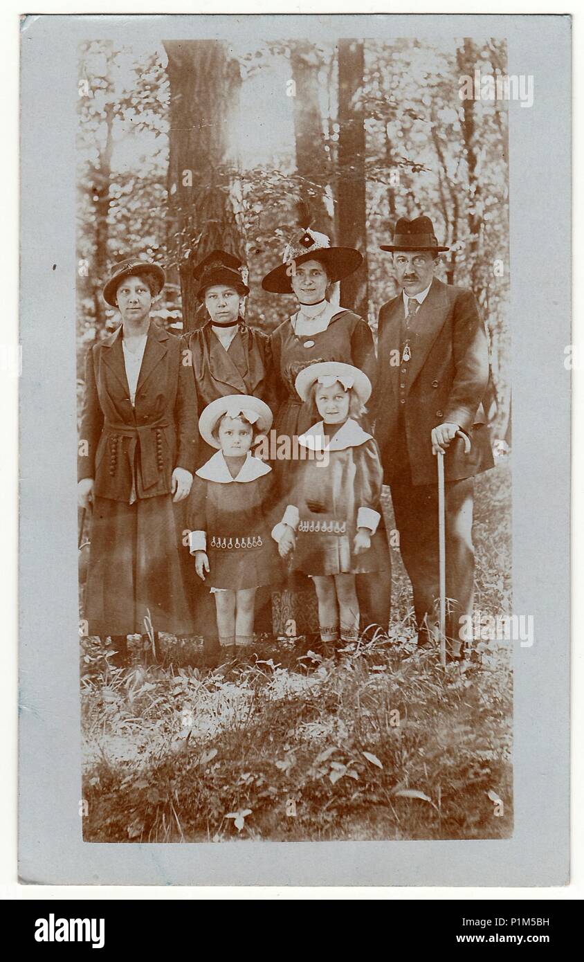 DRESDEN, GERMANY - MAY 26, 1918: Vintage photo shows family and close ...