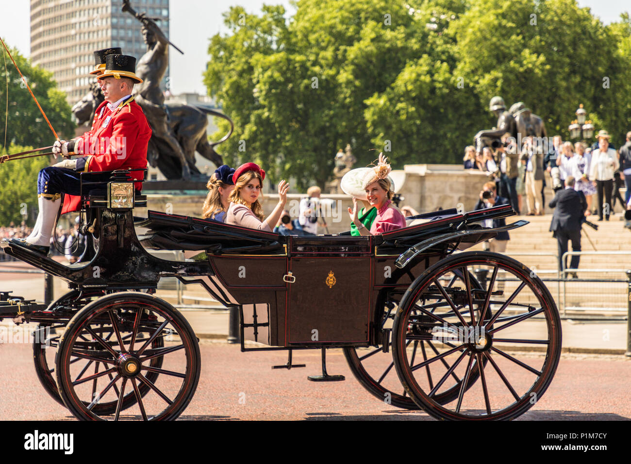 Royal carriage london buckingham hi-res stock photography and images ...