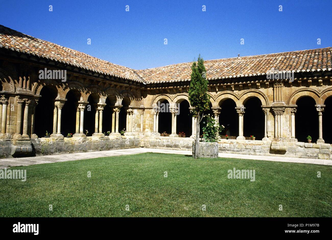 Concatedral de / San Pedro co-cathedral; romanesque cloister Stock ...