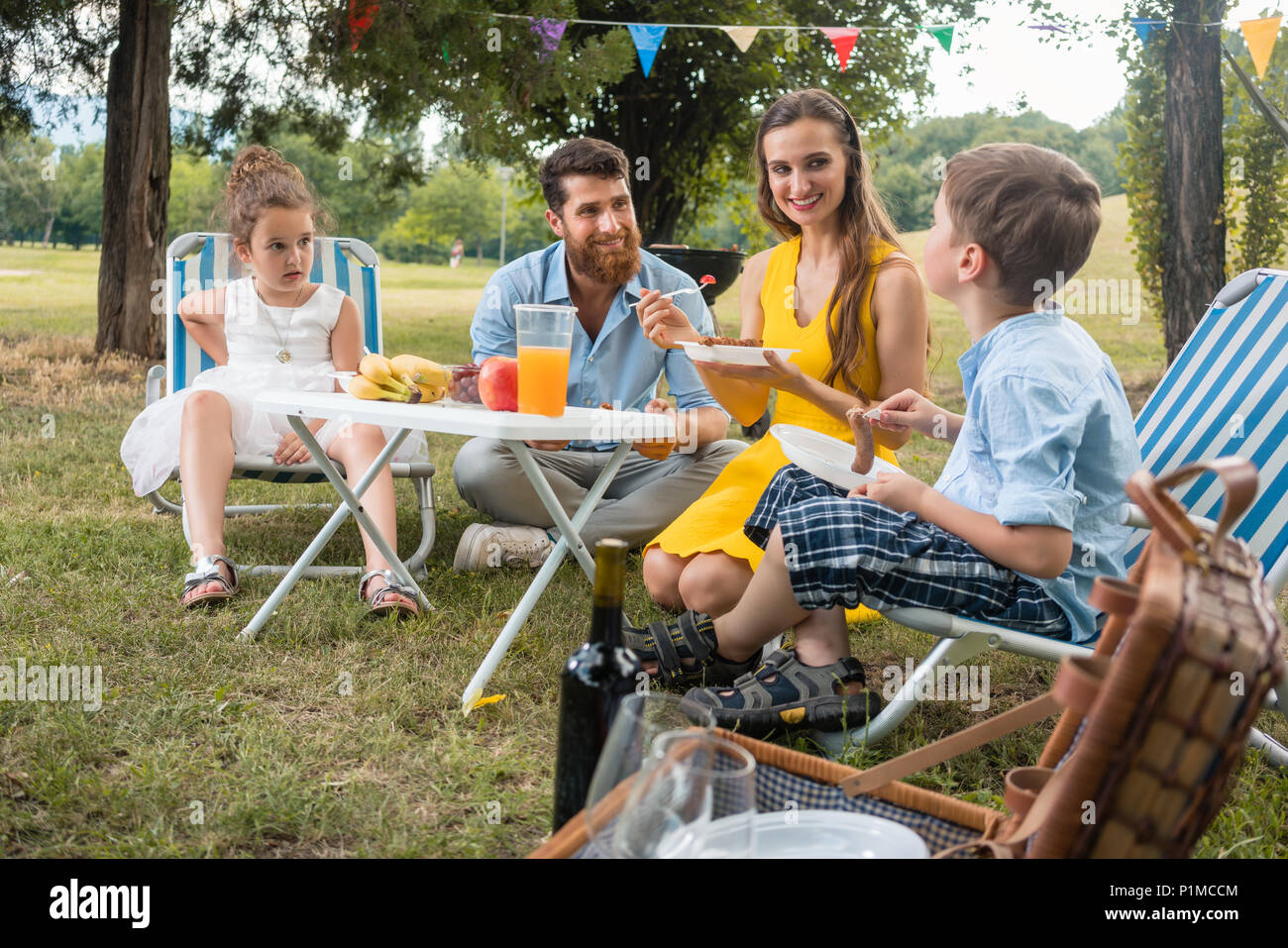 Children eating picnic table hi-res stock photography and images - Alamy