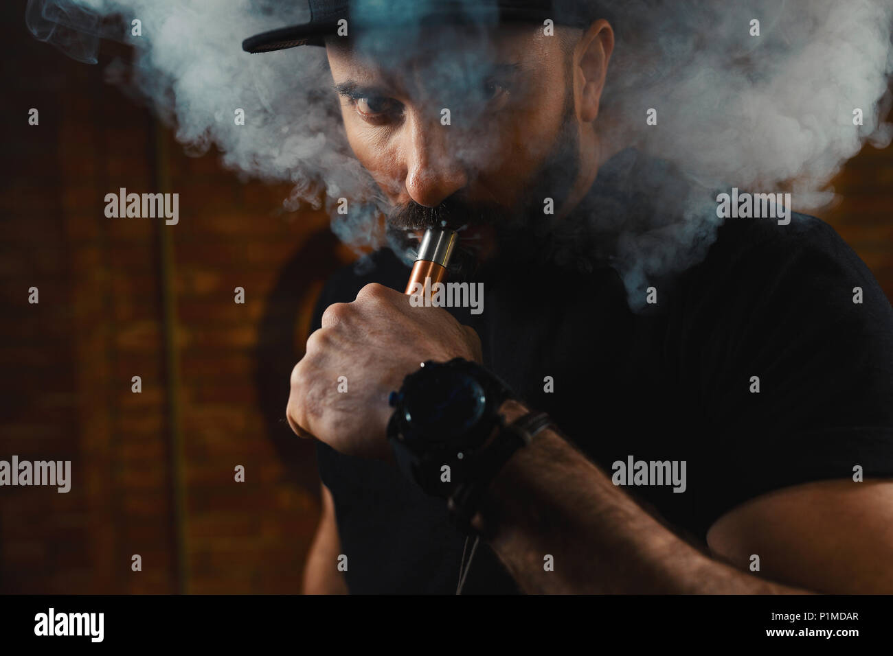 Male vaping hi-res stock photography and images - Alamy