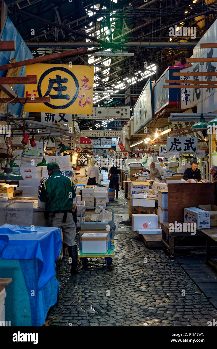 Tokyo market hi-res stock photography and images - Alamy