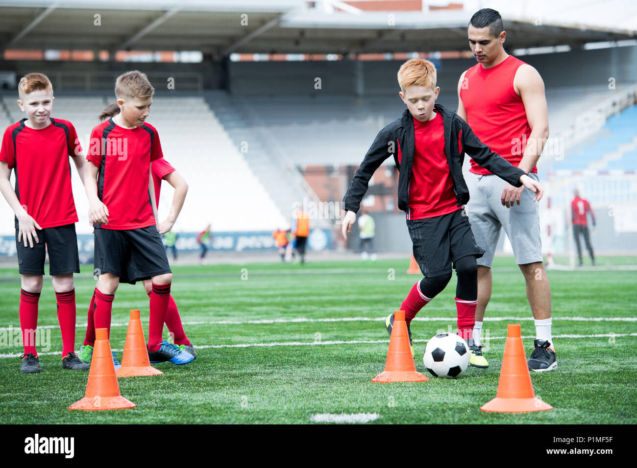 Junior football team practice hi-res stock photography and images - Alamy