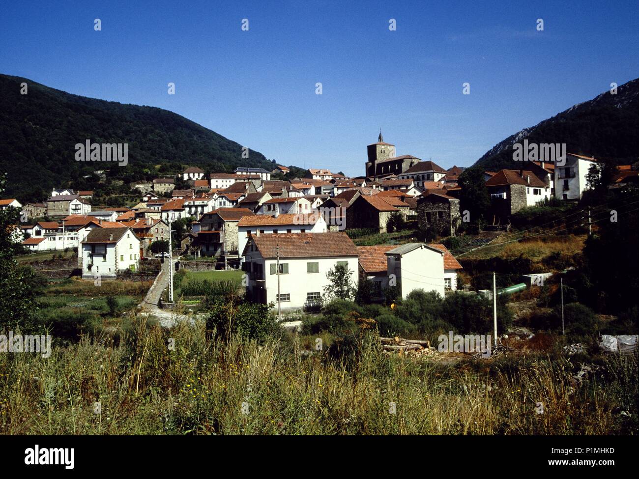 Isaba, town view (Valle del Roncal valley / Pyrenees Stock Photo - Alamy