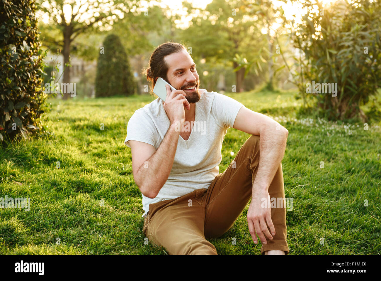 Talking sociable happy hi-res stock photography and images - Alamy
