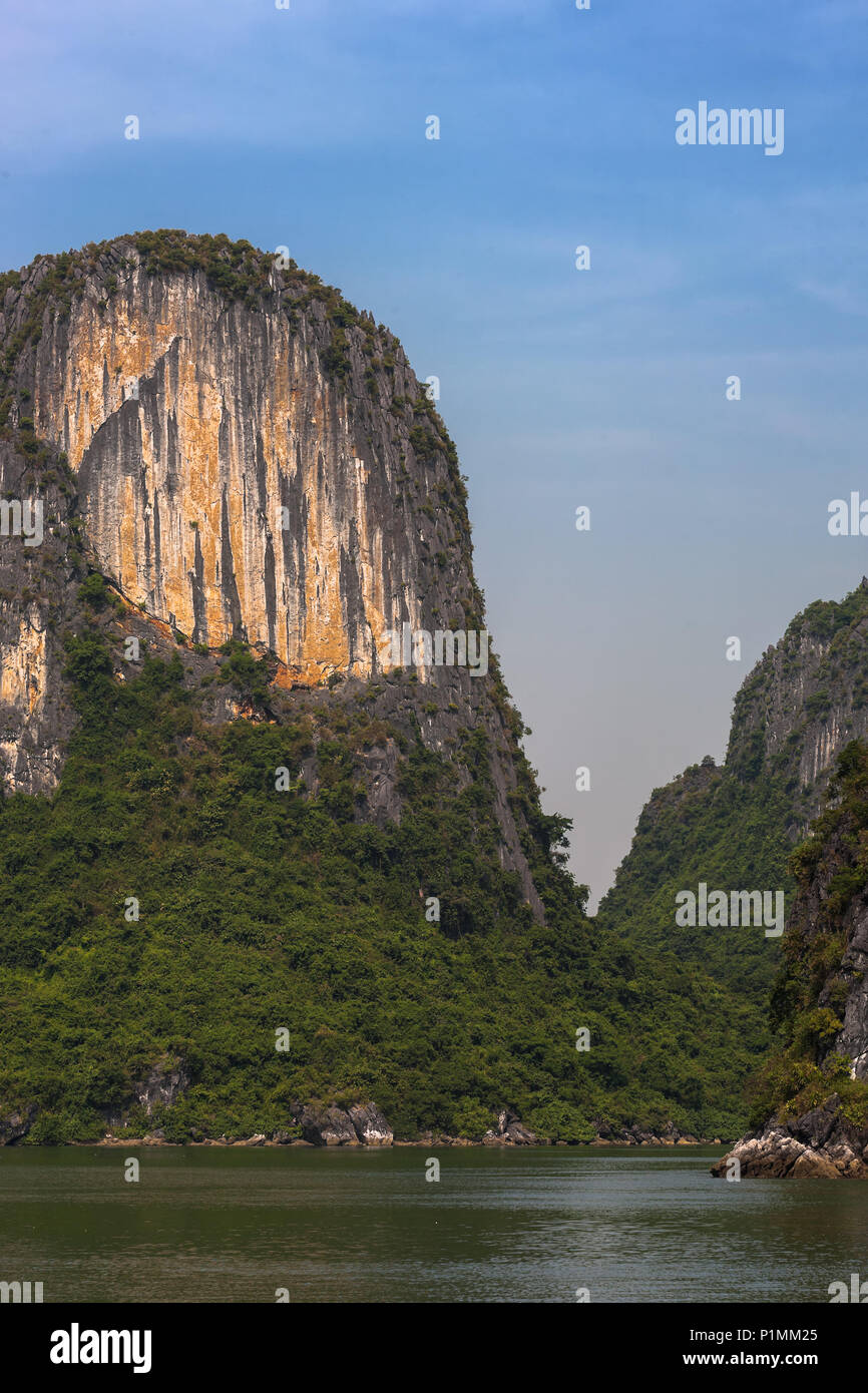 Sheer rock face on Van Boi Island, Ha Long Bay, Quang Ninh, Viet Nam ...