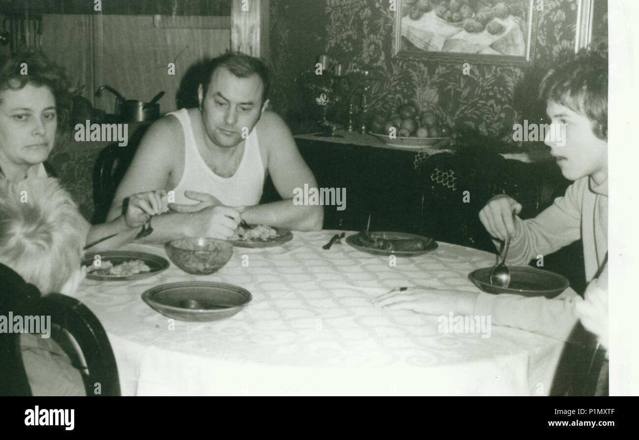 1970s family eating hi-res stock photography and images - Alamy
