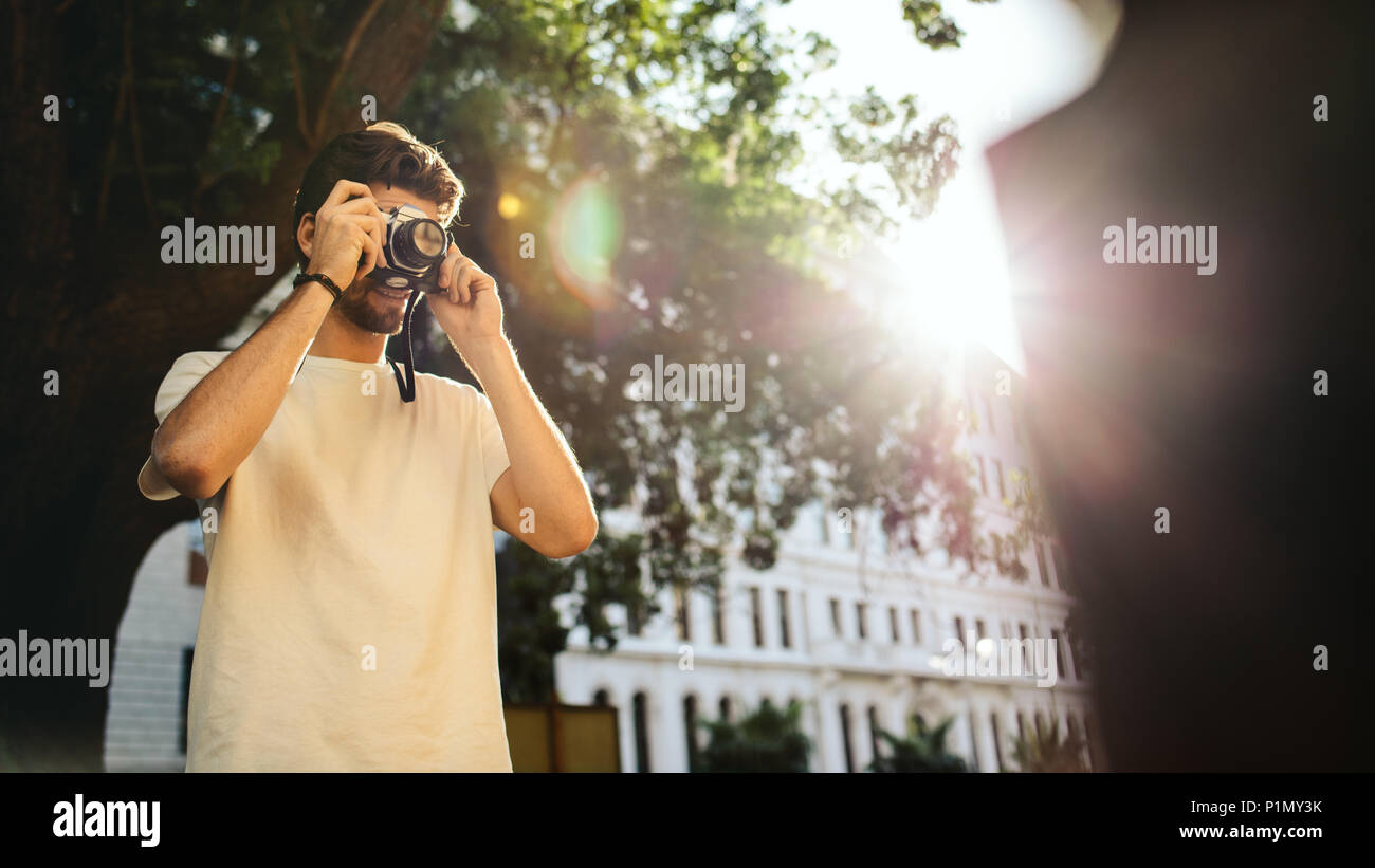 Man taking photograph street hi-res stock photography and images - Alamy