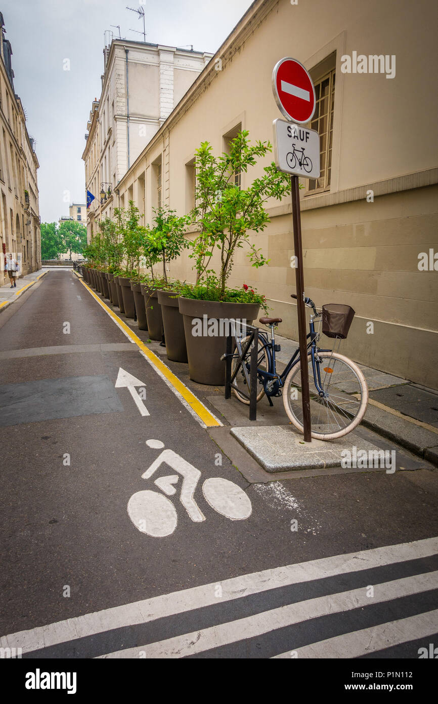 Bike lanes paris hi-res stock photography and images - Alamy