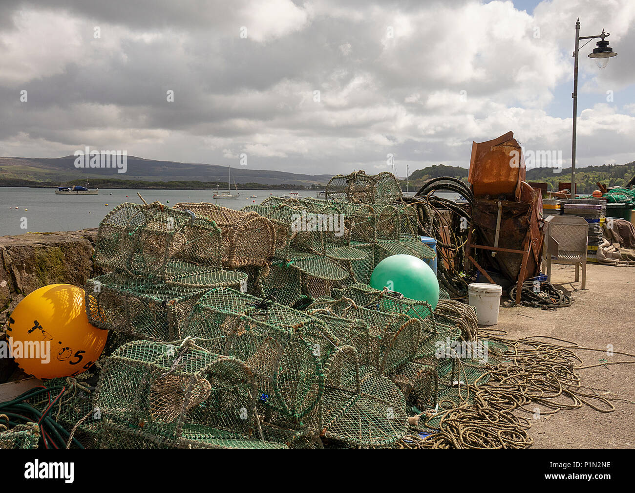 Island tobermory balamory port uk hi-res stock photography and images ...