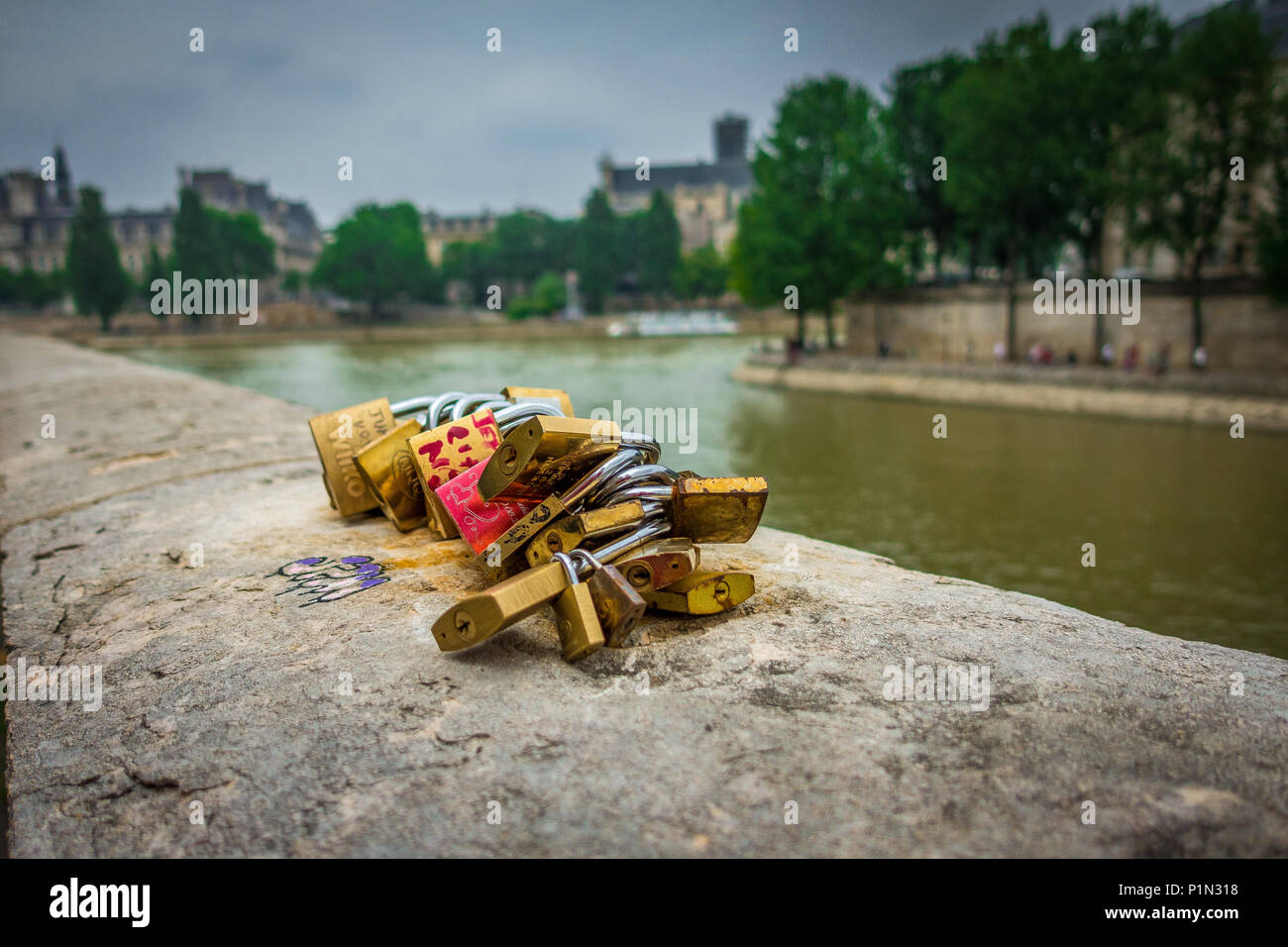 Sidewalk paris hi-res stock photography and images - Alamy