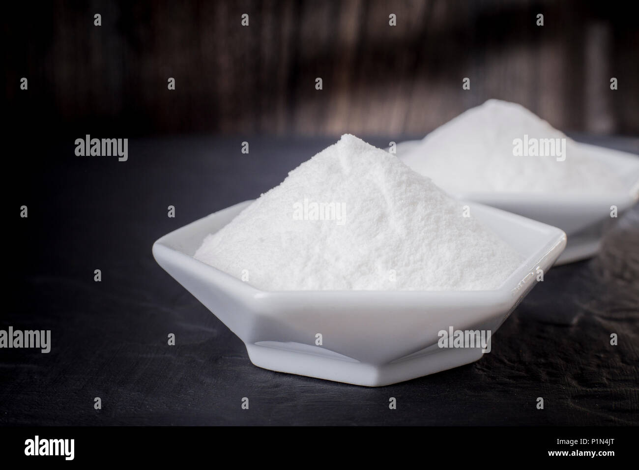 Baking powder and vinegar in glass hi-res stock photography and images ...