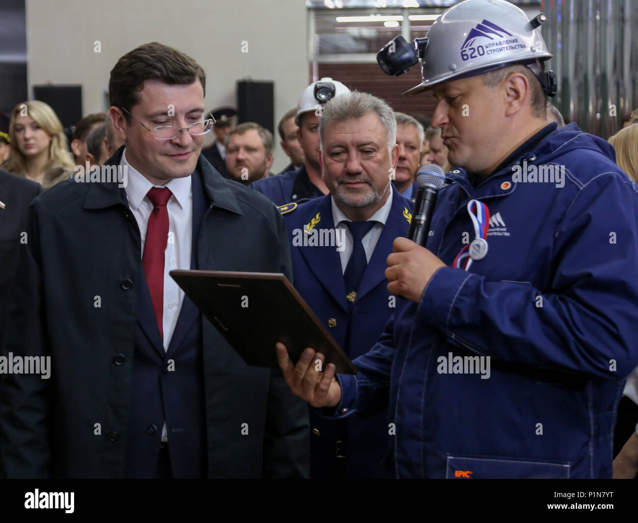 Metrostroevtsy hands a letter of thanks to the Governor of the Nizhny ...