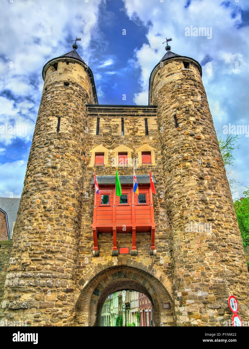 Medieval gate hi-res stock photography and images - Alamy