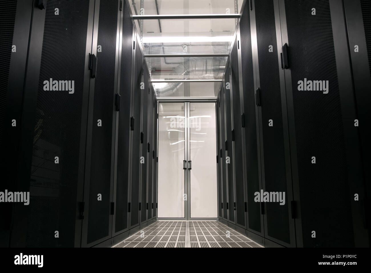 Datacenter corridor hi-res stock photography and images - Alamy